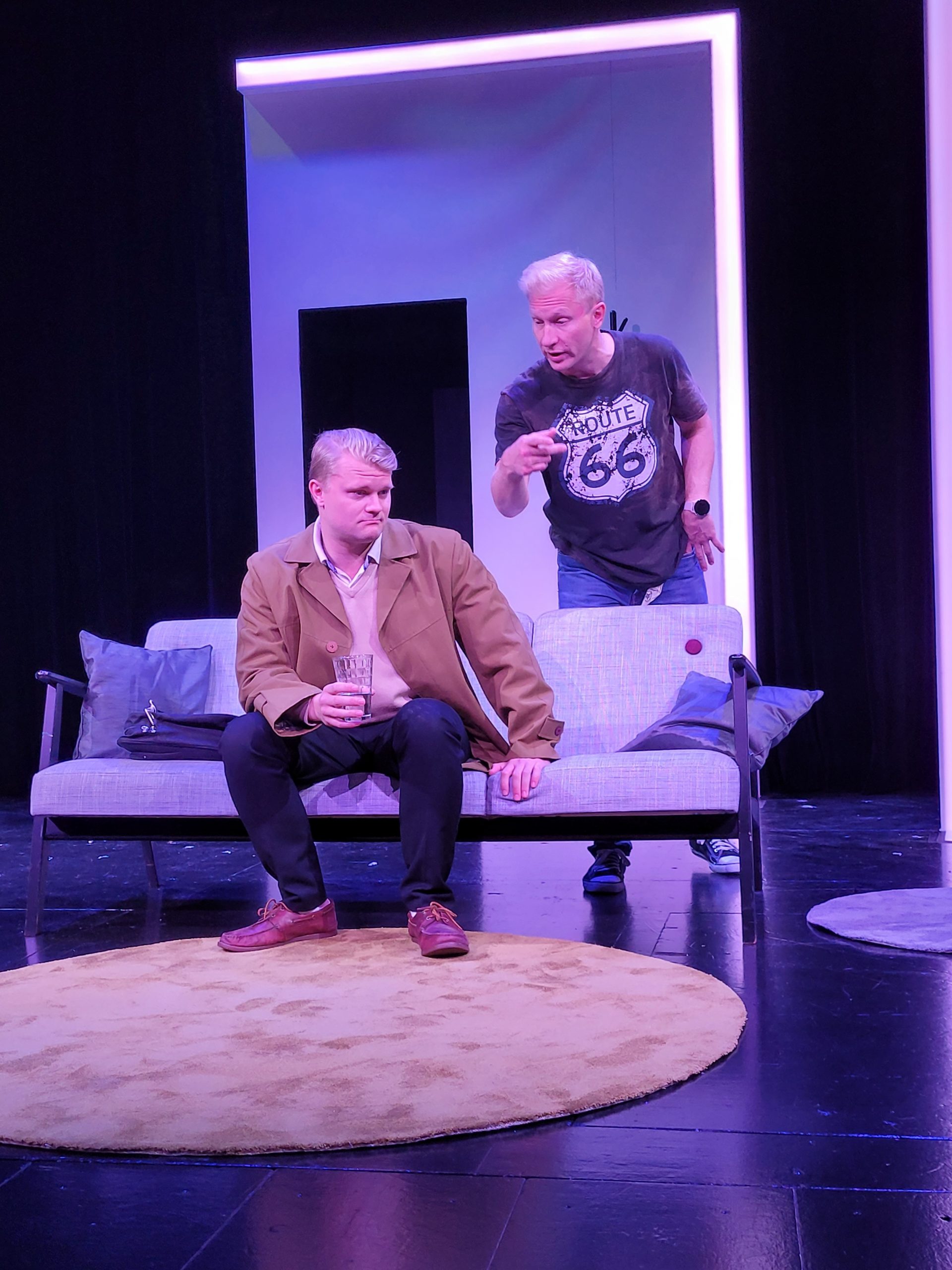 Komediateatterin ensi-illassa aidosti uutta: Kolmen kimppa tarjoaa ...